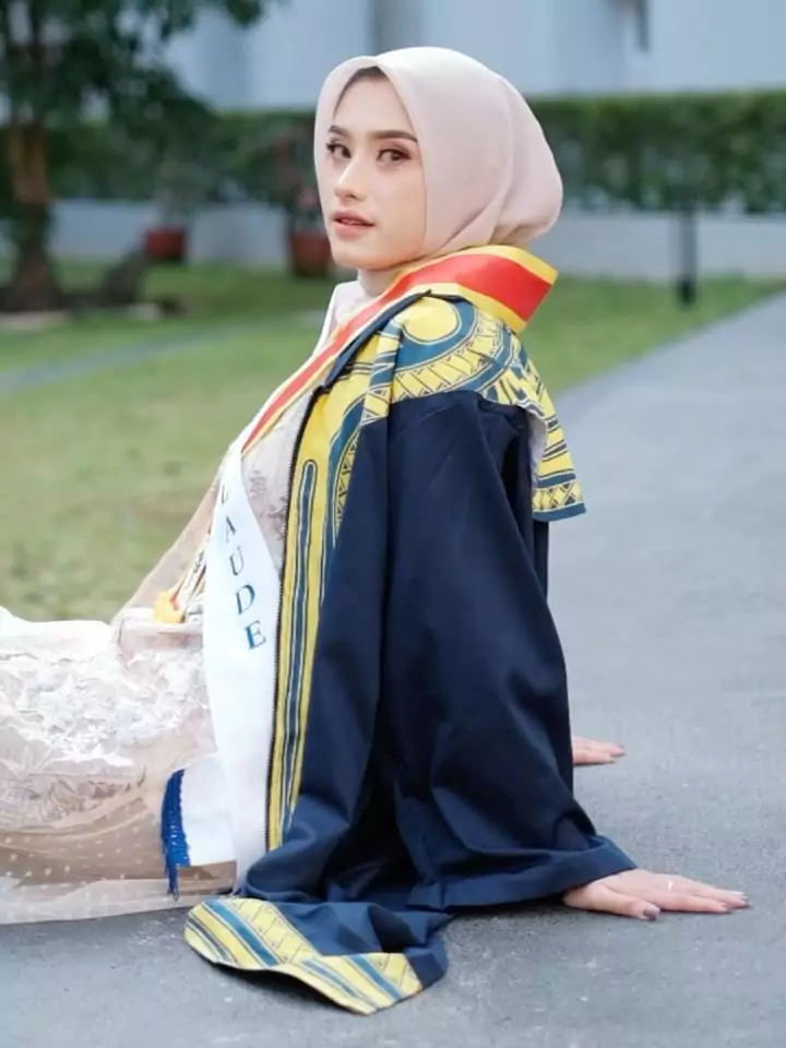 Referensi Ide Pose Video Wisuda by Wisesa Graduation